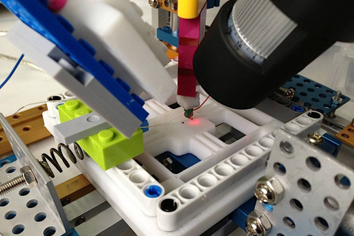 UCL students build low-cost, Arduino-powered, Lego atomic force microscope | WIRED UK